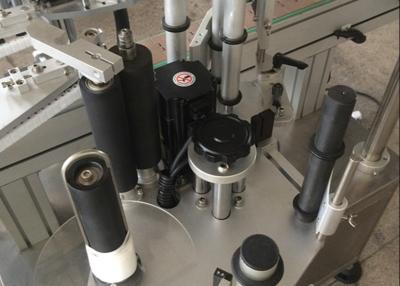 China Silver Gray PLC Flat Bottle Labeling Machine 25m Hour Hot Melt Labeling Machine for sale