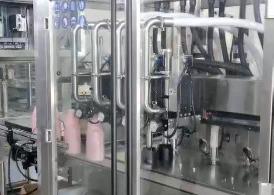 China Moving Servo Shampoo Bottle Filling Machine 4KW Water Filling And Capping Machine for sale