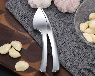 China Food Grade Garlic Press Mincer Ginger Crusher Peeler Squeezer 16x3cm Heavy Duty Zinc Alloy Kitchen Tool for sale