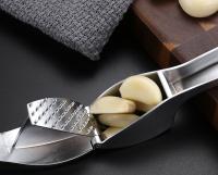 China Food Grade Garlic Press Mincer Ginger Crusher Peeler Squeezer 16x3cm Heavy Duty Zinc Alloy Kitchen Tool for sale
