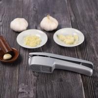 China 2 in 1 Aluminum Alloy Garlic Press and Slicer Ginger Chopper 6.5x4.5x20.5cm Custom Logo for sale