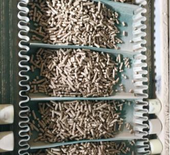 China 45-90 Degree Skirt Type Incline Conveyor Belt for Wood Pellet Transport with 0-90° Angle Range and -15℃ to 40℃ Operating Temperature for sale
