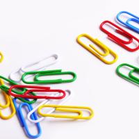 China wholesale reliable quality 600pcs 28mm colored plastic wrap paper clip for sale