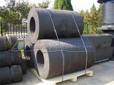 China Cylindrical Marine Rubber Fender Bolted Installation For Offshore for sale
