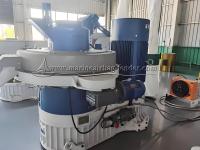 China Pneumatic Flat Die Pellet Machine With Heavy Duty Reducer / Automatic Lubrication System for sale