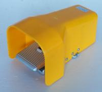 China Yellow Blue Pneumatic 4F210-08G Foot Air Valve with Protective Cover G1/4 Port 0.8MPa Pressure for sale