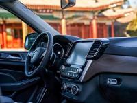 China Maximum Power 300-400Ps Car Light Interior Luxury Executive SUV with Automatic Gearbox for sale