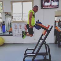 China Indoor Bodybuilding Vertical Knees Up/Dip Strength Trainer for Space-Saving Solution for sale
