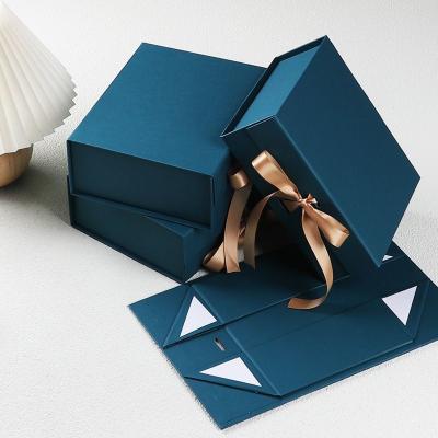 China Recyclable Folding Carton Packaging Boxes With Magnetic Closure And Ribbon Closure for sale