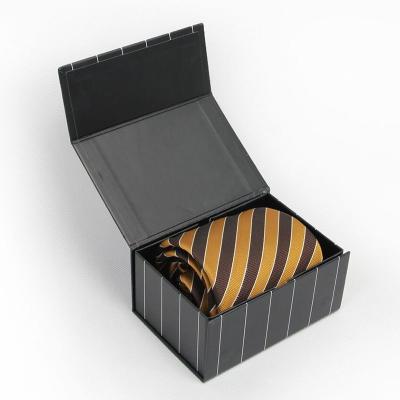 China Luxury Magnetic Cardboard Paper Gift Boxes Packaging For Christmas Wedding Party for sale
