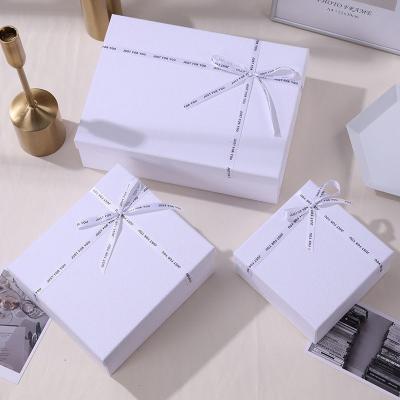China Cardboard Paper Luxury White Gift Box With Ribbon Wedding Party Souvenir Gift Box for sale