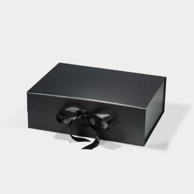 China Custom Magnetic Closure Folding Gift Box Packaging With UV Gold Foil Printing for sale