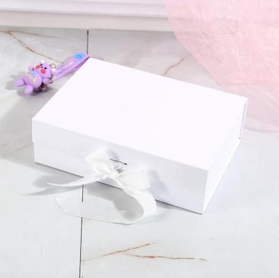 China Cardboard Paperboard Gift Boxes Packaging Magnetic Gold Foil Folding Shipping Box for sale