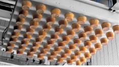 China PLC Castella Cake Production Line - 850mm Conveyor Width, 110-150 Bags/Min Packing Speed for sale