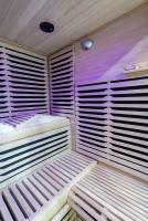 China Indoor 4 Person Far Infrared Sauna Room Hemlock Wood 220V Muscle Recovery for sale