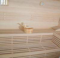 China Custom Made Cedar Cube Sauna Room 4 Person Outdoor Modern Cube Sauna with 6kw Heater for sale