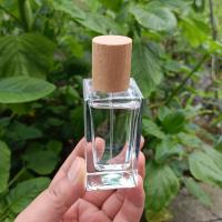 China 30ml 50ml Perfume Spray Bottle Flat Round High End Wood Cap for sale