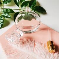 China New Fashion Clear 30ml 50ml Glass Round Screw Mouth Perfume Spray Bottle for sale