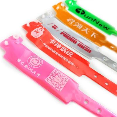 China Custom Logo PVC Wristbands 250x25mm Neon Reflective for Music Events for sale