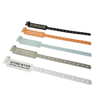 China Custom PVC Vinyl Wristbands 250x25mm Monochrome Printing for Events Party for sale