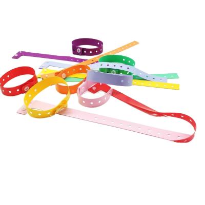 China Custom Logo PVC L Shape Adjustable Plastic Bracelet 250x16mm for Event Festival for sale