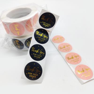 China 1 Inch 25mm Waterproof Kraft Paper Roll Gold Logo Label Stickers 500pcs per Roll for Custom Order for sale