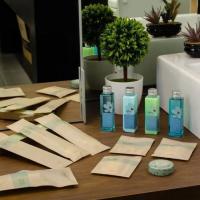 China Luxury Disposable Hotel Bathroom Amenities Set with 13 Items Including 40ml Shampoo and 40g Soap for sale