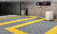 China Garage Plastic Flooring Tiles 50x50x5cm Heavy Duty Interlocking for Car Wash Shops for sale