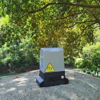 China 110V 220V 1000kg Automatic Sliding Gate Operator Soft Start Stop Built In Controller for sale