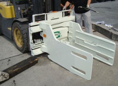 China Pulp Bale Clamp Forklift Attachment 1000-2200kg Capacity 490-2300mm Opening Range for sale