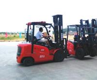 China XGMA 3 Ton Diesel Forklift 3 Stage Mast 4.5m Lifting Height Structural Painting for sale
