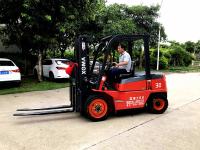 China Anti Slip 3 Stage Mast Forklift 3 Ton Diesel XinChai Engine High Reach for sale