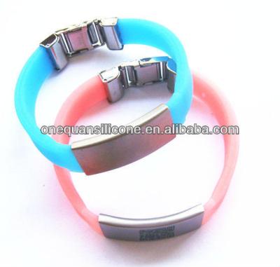 China Custom Silicone Bracelet with Metal Clip 240mm Adjustable QR Code Engraved for sale