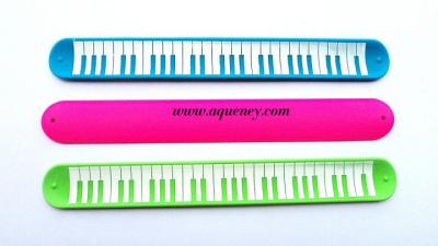 China Custom Silicone Slap Ruler Bracelet 240x30x3mm Eco-Friendly Snap Bracelet for sale