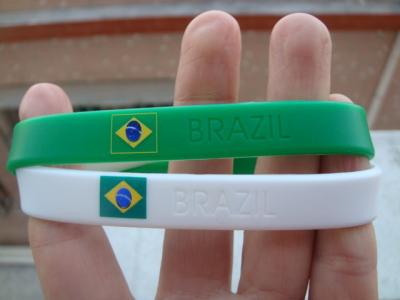 China Custom Silicone Wristbands 202mm with Country Flag for Promotional Events for sale
