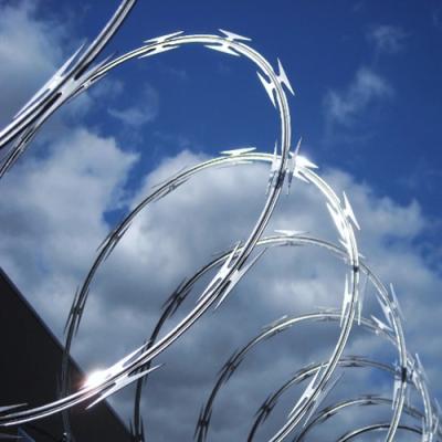 China Hot Dipped Galvanized Concertina Razor Barbed Wire - 2.5mm Core Diameter, Multiple Blade Sizes 10-65mm for sale