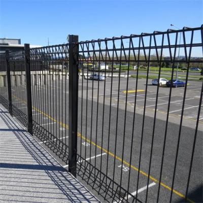 China Roll Top Triangle Bending BRC Welded Wire Mesh Fence - 1000-2500mm Height, 4.0-6.0mm Wire Diameter for sale