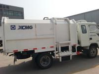 China Sealed 7300kg Garbage Compactor Truck , Streamline Self Dumping Truck for sale