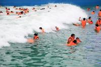 China Artifical Home Tsunami Ocean Water Wave Pool Park with Surfing Waves Vacuum 3 meters high for sale