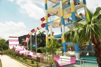 China Giant Aqua Park Equipment Exciting Swwiming Pool Fiberglass Waterslides For Kids for sale