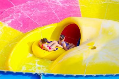 China Durable Aqua Park Equipment Featuring Super Bowl Slide Design with Stainless Steel Support and Customized Color Options for sale