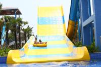 China 13m Platform Height U-Turn Water Slide with 480 Riders/Hour Capacity and 2-Person Raft for sale