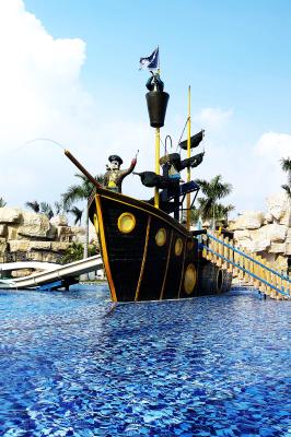 China Pirate Ship Water Play with Hand-laid Fiberglass Flume and Hot-dip Galvanized Steel Structure for Turnkey Support for sale