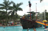 China Pirate Ship Water Play with Hand-laid Fiberglass Flume and Hot-dip Galvanized Steel Structure for Turnkey Support for sale