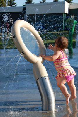 China Children's Water Play Equipment with Hot-Dip Galvanized Steel Structure, Corrosion-Resistant Fiberglass Flume, and Shallow Water Safety Design for sale