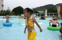 China Outdoor Water Park Wave Pool Wave Machine For Family Entertainment for sale
