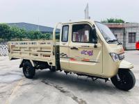 China 800CC Heavy Type Tuk Tuk Cargo Carrier Tricycle with Closed Cabin and 10L Capacity for sale
