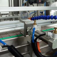 China Full Auto 304/316 Stainless Steel Servo Piston Linear Type Bottle Filling Machine For Engine Oil for sale