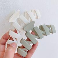 China Matte Plastic Hair Claw Clip Solid Color Wavy Grip Heat Resistant 11x4.5cm for Thick Hair for sale