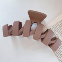 China Matte Plastic Hair Claw Clip Solid Color Wavy Grip Heat Resistant 11x4.5cm for Thick Hair for sale
